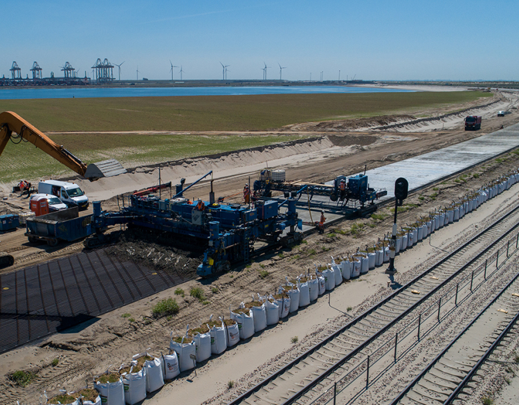 Aanleg 17 km doorgaand gewapende betonbaan Tweede Maasvlakte in volle ...