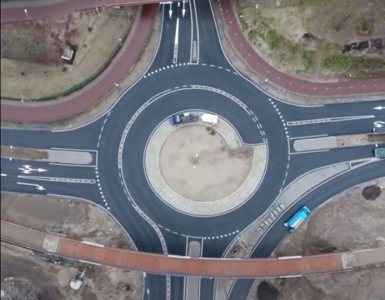 KWS levert turborotonde en fietsbruggen Postweg op | KWS