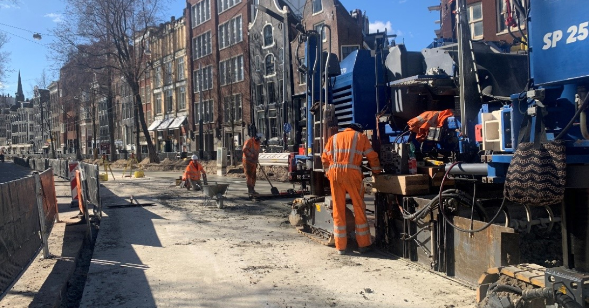 Start aanleg nieuwe trambaan op de Nieuwezijds Voorburgwal in Amsterdam ...